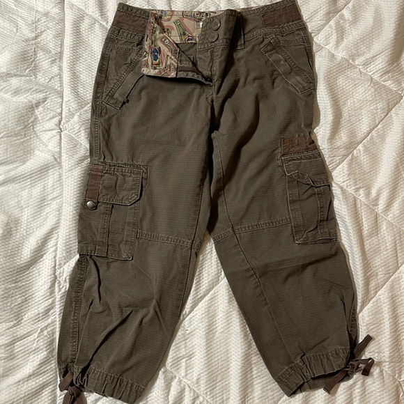 CAbi | Pants & Jumpsuits | Cabi Cargo Capri | Poshmark